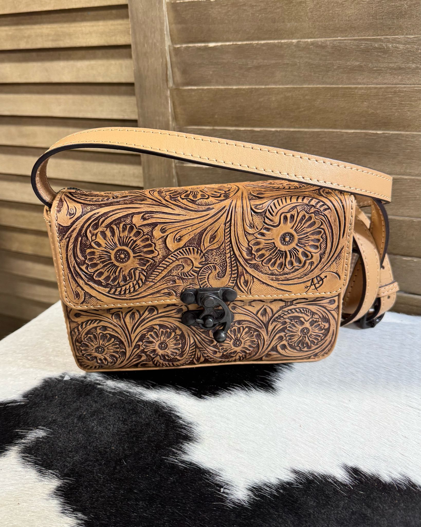 Light Brown Tooled Clasp Crossbody – My Pretty in Pink